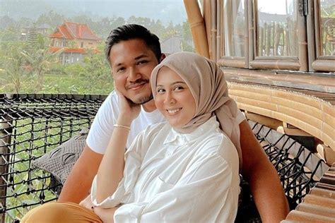 Lengket 10 Potret Mesra Pasangan Artis Yang Baru Menikah