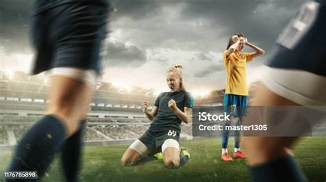 경기장에서 공을 차는 여성 축구 또는 축구 선수 Championship에 대한 스톡 사진 및 기타 이미지 Championship 공 스포츠 장비 놀기 Istock