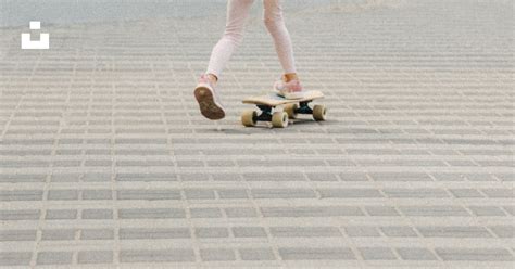 보도에서 스케이트보드를 타는 어린 소녀 사진 Unsplash의 무료 야외 이미지