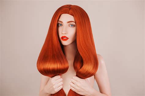 방대한 머리 소녀입니다 살롱에서 스트레이트 각 질입니다 긴 붉은 발 치료 샴푸 빨간 머리 여자의 초상화입니다 방대한 강한