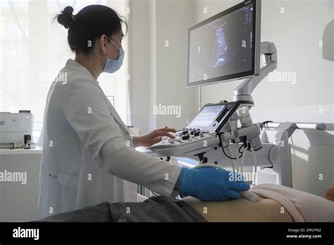 12042023 Russie Moscou Le Spécialiste Effectue Un Examen