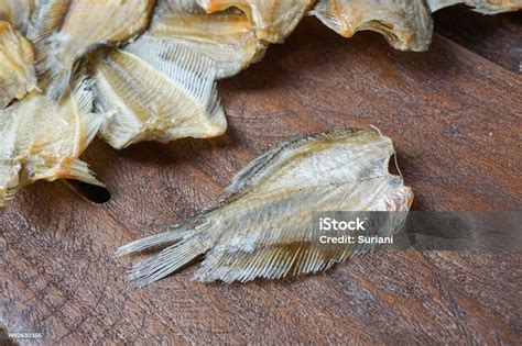 생 말린 소금에 절인 Sepat 생선 또는 Ikan Sepat Kering이라고 불리는 말레이어 건조 식품에 대한 스톡 사진 및 기타 이미지 Istock
