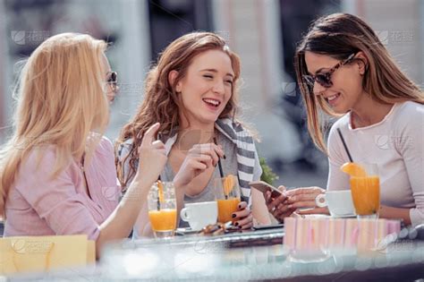 咖啡馆 女孩 咖啡 自然美 塞尔维亚 儿童 果汁 女人 幸福 水平画幅素材 花瓣网