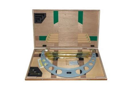 400 500 Analog Micro Meter Model Namenumber Cn 104 143 At ₹ 26900