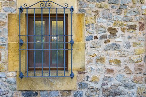 금속 창살 벽과 격자 패턴이 있는 건물 외관 사람 없음 복사 공간 0명에 대한 스톡 사진 및 기타 이미지 0명 갈색 거리 Istock