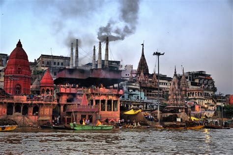 Benares 의 주요 기념물과 관심 장소의 전망 홀리 리버 갠지스 힌두교 정화의 신성한 의식이 수행되는 Ghats 화장