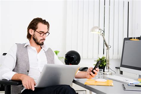 잘생긴 젊은 유행 성공적인 사업가 캐주얼 시작 사무실에서 전화를 만들기에 Creative Artists Agency에 대한 스톡 사진 및 기타 이미지 Creative