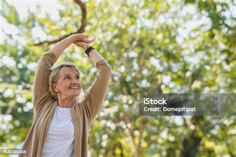 야외 공원에서 햇빛으로 신선한 공기를 마시 며 휴식을 취하고 호흡하는 행복한 노인 백인 여성의 초상화 사진 여름에 공원에서 하루를 즐기는 노인 여성 건강 관리 라이프