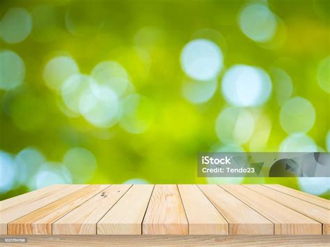 제품에 대 한 추상 자연 녹색 흐리게 Bokeh 배경으로 나무 판자를 표시 0명에 대한 스톡 사진 및 기타 이미지 0명 낮