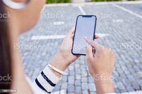 외부에서 스마트 폰을 사용하여 인식 할 수없는 사업가의 샷 25 29세에 대한 스톡 사진 및 기타 이미지 25 29세