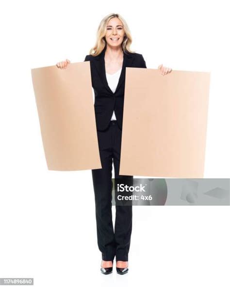 카메라정면1인전체 길이 2029세 성인 아름다운 백인 여성젊은 여성 사업가비즈니스맨을 입고 흰색 배경 앞에 서서 웃고 있는 양복행복쾌활한 20 24세에 대한 스톡 사진 및