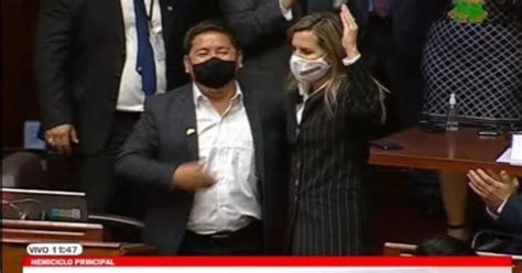 Guido Bellido Y María Del Carmen Alva El Efusivo Abrazo De