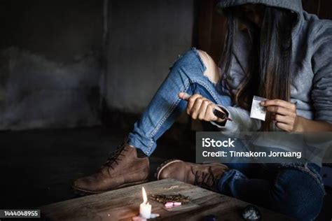 십대 소녀는 헤로인을 복용 마약 중독자 질병 마약에 없음 항 마약의 개념 26 마약 남용에 대한 국제 날 중독에 대한 스톡 사진 및 기타 이미지 Istock