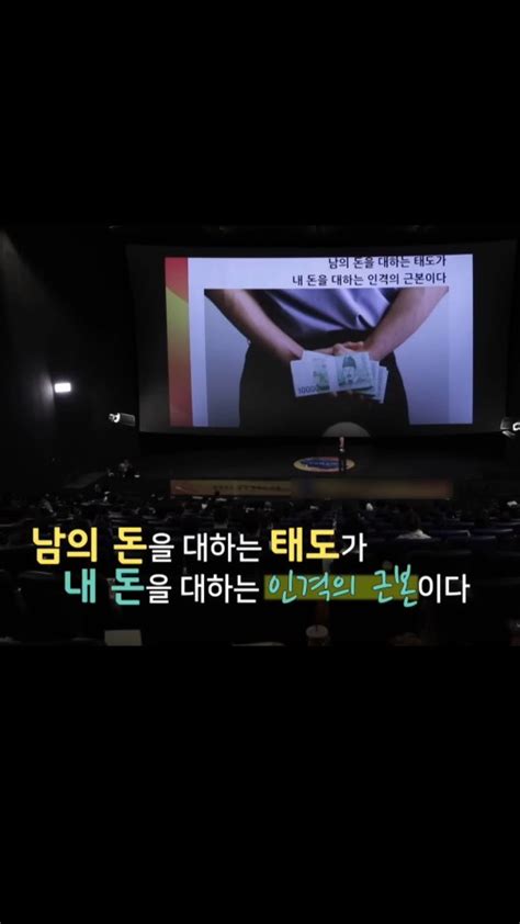 엘리 복근사관학교 교장 우리 혹시 이러고 있나요 쇼파는 마치 시간 자석과 같죠 일단 한번 등을 대고 비스듬히 몸을 기대기만 하면 최소 1시간은 순삭으로 빨아드리는