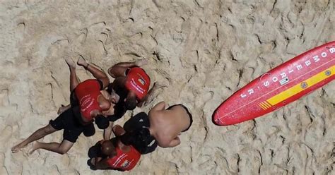 Surfistas encontram corpo boiando no mar em Niterói