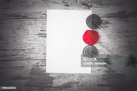 평평 하다 흰색 시트와 3 개의 Lollypops 그들 중 하나는 빨간 단색 톤된 그림 개념에 대한 스톡 사진 및 기타 이미지 개념 개념과 주제 공란 Istock