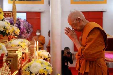 ข่าวผู้บริหาร ผู้ว่าราชการจังหวัดสุราษฎร์ธานี ร่วมพิธีอัญเชิญหิรัญบัฏ
