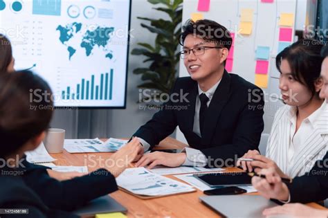 재무 데이터 분석 회의 보고서 용지의 비즈니스 팀 하모니 사무실에서 3 명에 대한 스톡 사진 및 기타 이미지 3 명 개발 경영자 Istock