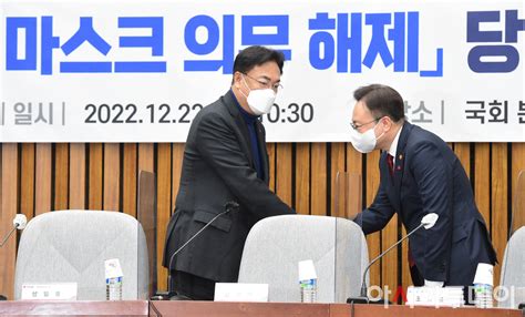 포토 조규홍 보건복지부 장관과 인사하는 정진석 비대위원장 네이트 뉴스