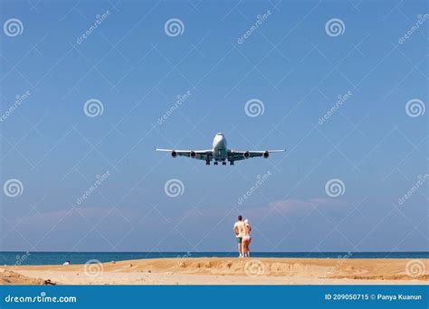 El Avi N De Phuket Thailand Aterrizando En El Mar En El Aeropuerto De Phuket Localizado En Mai