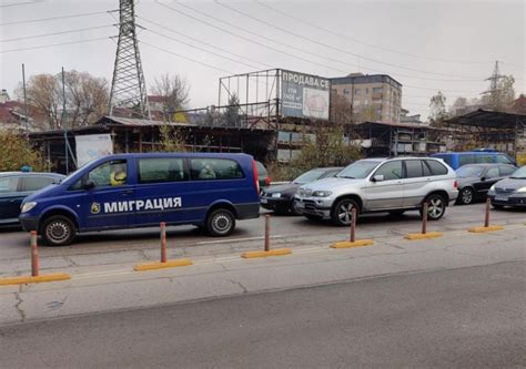 Заловиха миниван с 13 нелегални мигранти в София снимки