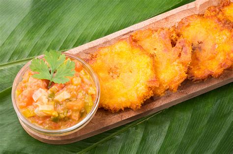 Patacon 또는 Toston 튀김과 녹색 질경이 전통 간식 또는 카리브에 반주 부분을 평평 하 게 녹색에 대한 스톡 사진 및