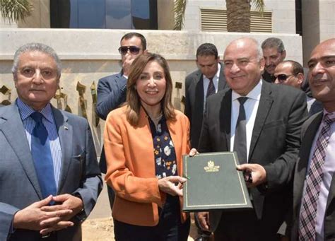 وزيرة الثقافة ومحافظ قنا يدشنان مشروع المكتبات المتنقلة من العاصمة