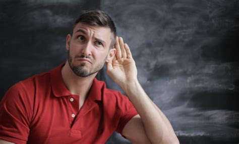 Mann Im Roten Poloshirt Das Nahe Tafel Sitzt · Kostenloses Stock Foto