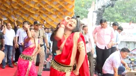Gautami Patil दहीहंडी उत्सवात गौतमी पाटीलच्या डान्सने प्रेक्षक घायाळ