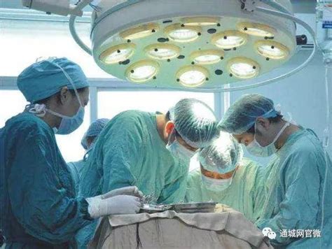 手术做到一半时，医生突然出示手机二维码，要病人扫码付款患者