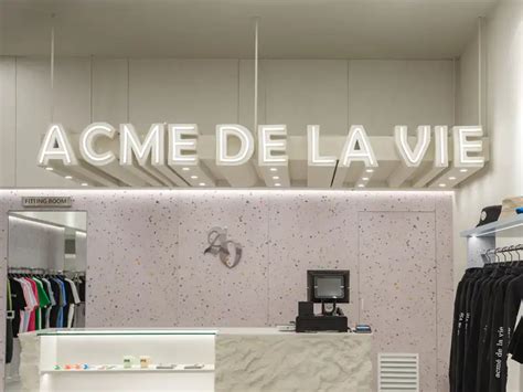 라인조명으로 은은한 느낌을 더한 모던 33평 백화점 패션매장 인테리어 수원 장안구 정자동