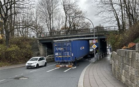 Lkw bleibt unter Brücke stecken in Oberfranken Bayreuther Tagblatt