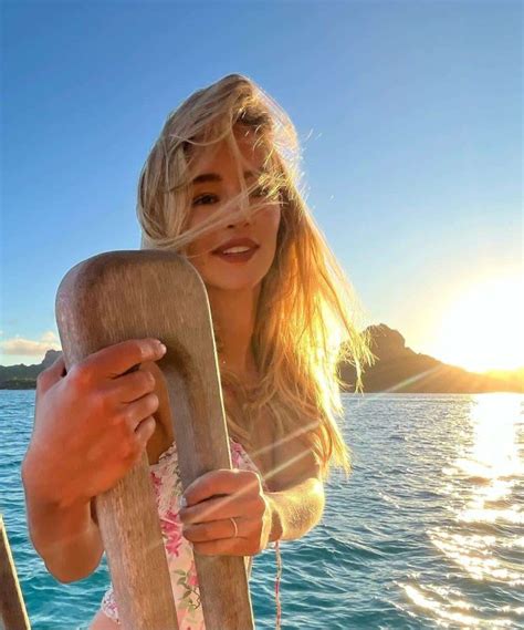 Hassie Harrison En Bikini Rosa En El Mar Al Atardecer Con Paddle