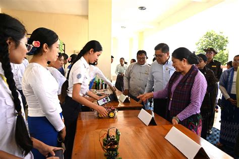 နိုင်ငံတော်စီမံအုပ်ချုပ်ရေးကောင်စီအဖွဲ့ဝင် ဒေါ်ဒွဲဘူ မိုးညှင်းခရိုင်အတ