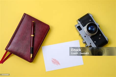 노란색 배경에 펜과 메모 빈티지 복고풍 카메라 일기 0명에 대한 스톡 사진 및 기타 이미지 0명 고풍스런 골동품 Istock