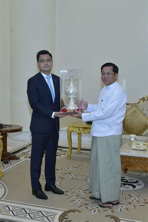 နိုင်ငံတော်စီမံအုပ်ချုပ်ရေးကောင်စီဥက္ကဋ္ဌ နိုင်ငံတော်ဝန်ကြီးချုပ် ဗိုလ