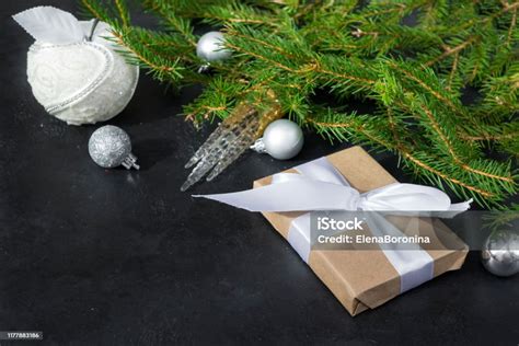 전나무 가지 실버 볼 흰색 리본이있는 선물 상자 검은 색 배경에 고드름 비문을위한 장소 크리스마스 장식 0명에 대한 스톡 사진 및 기타 이미지 Istock