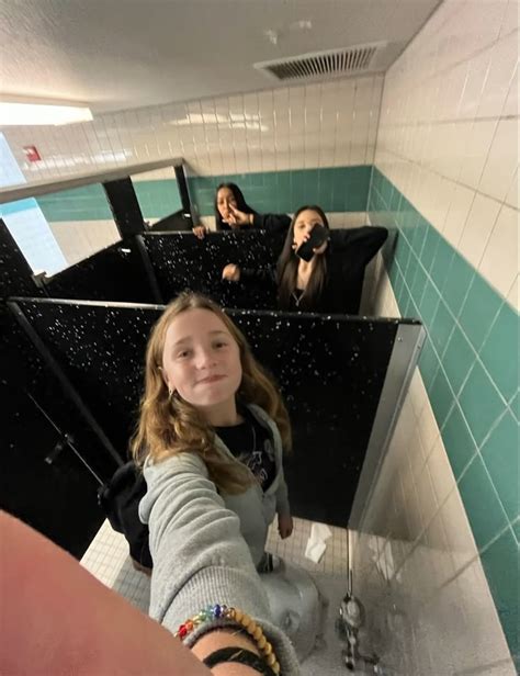 Bathroom Stalls 🚽 Cute Friend Photos Cute Friend Pictures Friend Poses