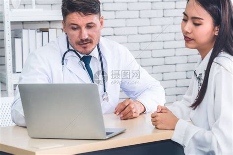 身穿专业制服的医生在医院或医疗诊所检查病人保健医疗和高清图片下载 正版图片503982903 摄图网