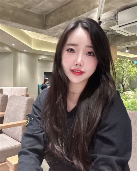 무당 I 부산점집 애동제자 별하신녀 26세신령님이 내게 오시던 날 나는 나를 내려놓고 세상을 받들기로 했다 내 운명을 내려놓았기에 남의 운명을 들여다볼 수 있다