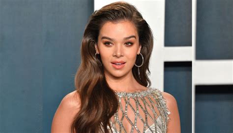 Across The Spider Verse Star Hailee Steinfeld Debunks Spider Gwen