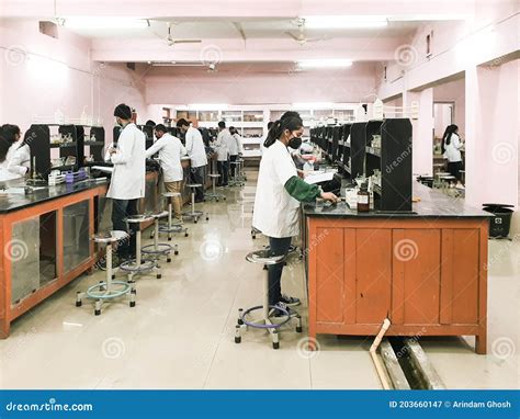December Nd Kolkata India Medical Students In Mask Performing Biochemistry Experiments