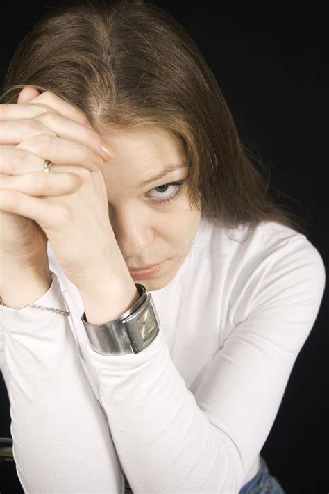 Retrato De Uma Mulher Nova Da Expressão Triste Foto de Stock Imagem