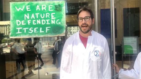 Cientista Da Nasa Se Acorrenta Em Porta De Banco Que Investe Em