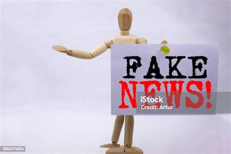 선전 신문 가짜 뉴스 스티커 메모 조각 배경 공간에 대 한 가짜 뉴스 비즈니스 개념을 보여주는 텍스트 캡션 영감 쓰기 개념적 손