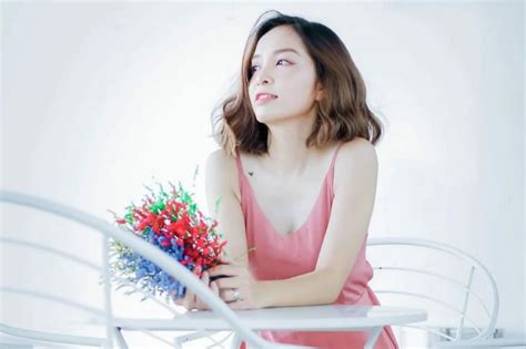 5 Hal Yang Membuat Cowok Tertarik Pada Cewek Feminin