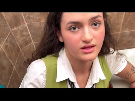 Une étudiante aux seins énormes baise son professeur pour réussir son examen d ingénieur