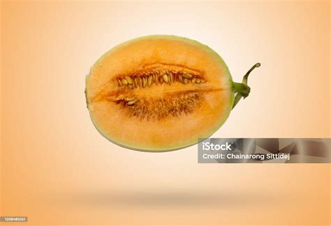 허니 듀 익은 칸탈로프 멜론 컷 반 고립 에 그라데이션 오렌지와 흰색 배경 클리핑 경로 0명에 대한 스톡 사진 및 기타 이미지