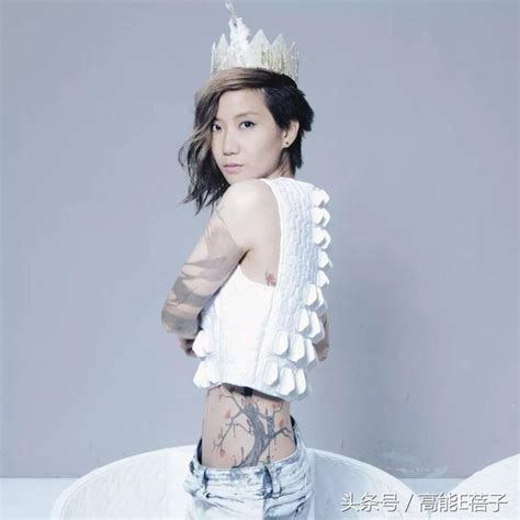 32歲女歌手盧凱彤墜樓身亡，與妻子相戀8年，曾患兩年重度憂鬱 每日頭條
