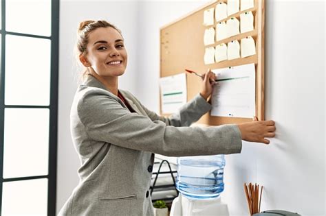 Photo Libre De Droit De Jeune Femme Daffaires Écrivant Sur Un Tableau